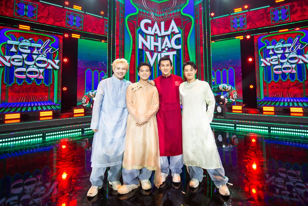 Nhóm Xương Rồng: Thanh Duy, Thiên Minh, Bùi Công Nam, Duy Khánh ngồi xích lô đi chơi Tết ...