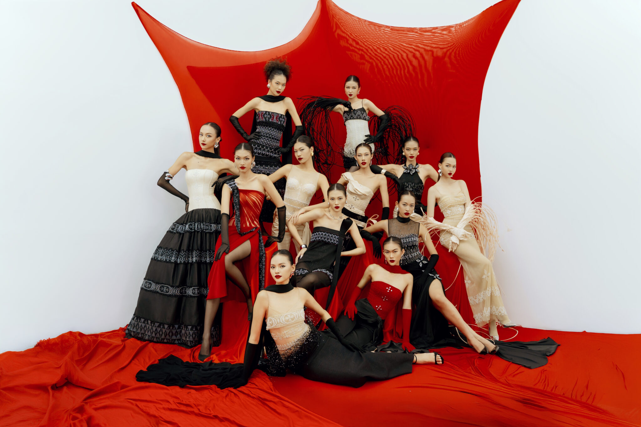 Top 12 Vietnam’s Next Top Model 2025 Khoe Thần Thái Ấn Tượng Trong Bộ ...